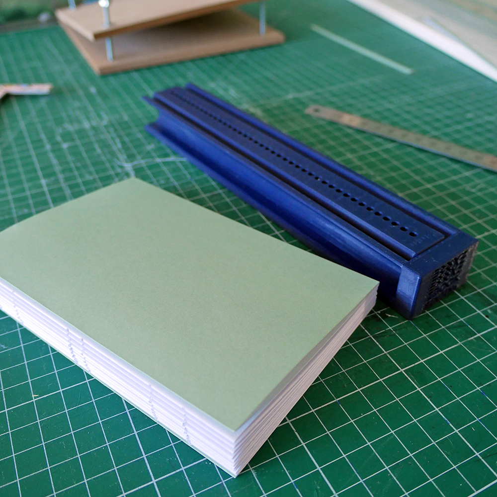 Reliure créative : mon matériel pour fabriquer des carnets - Les ...